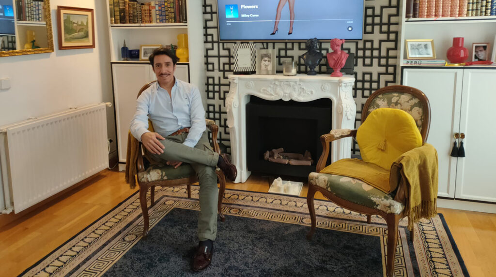 Simetría, geometría y color: así es la casa del interiorista Henry Flores